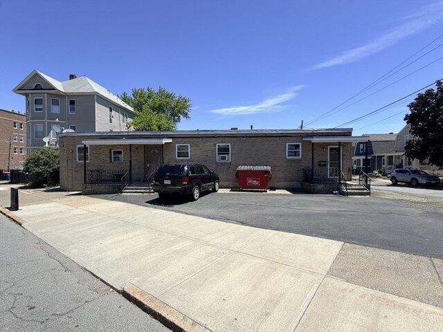 17 bedroom, New Bedford MA 02746 103849666