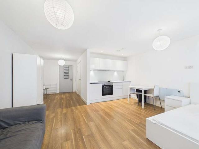 17 Bedroom Studio Flat