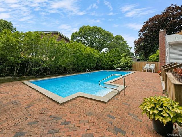17 Beech Rd, Rocky Point, NY 11778
