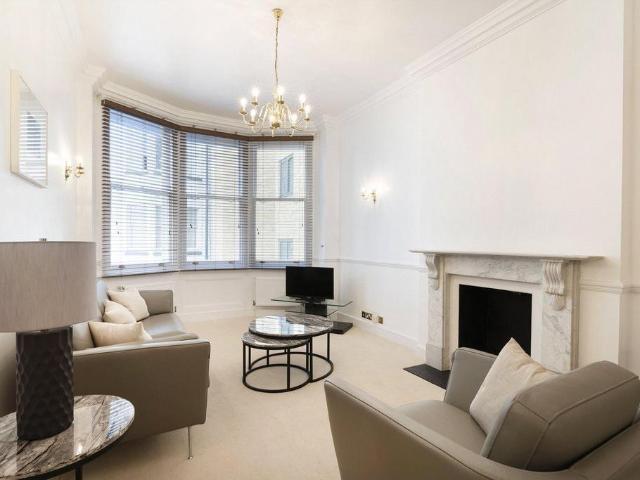 17 Berkeley Street, Mayfair, London W1J 2 bed flat to rent £7,367 pcm £1,700 pw