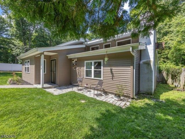 17 Birch Dr E, Vernon, NJ 07422