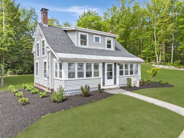 17 Blossom Rd, Plaistow, NH 03865