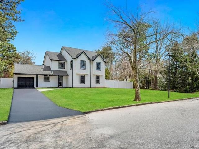17 Blackpine Dr, Medford, NY 11763