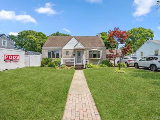 17 Brook Pl, East Islip, NY 11730