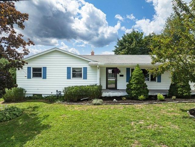 17 Breton Ln, Holyoke, MA 01040