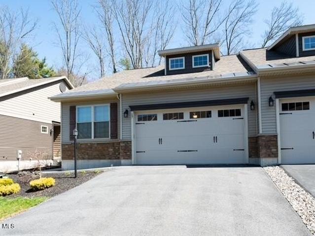 17 Canterbury Ln, Delmar, NY 12054