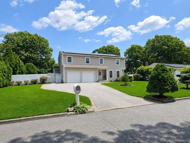 17 Carriage Ln, Centereach, NY 11720