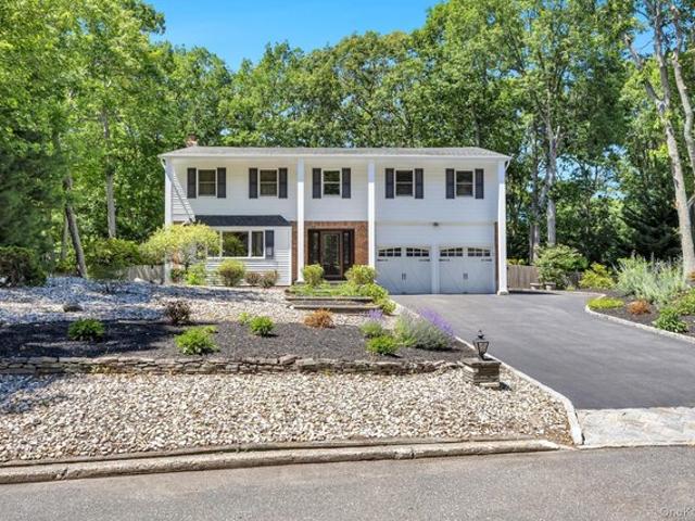 17 Cedar Pl, Kings Park, NY 11754
