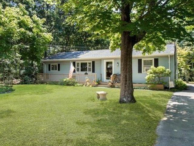 17 Chestnut Ln, East Quogue, NY 11942