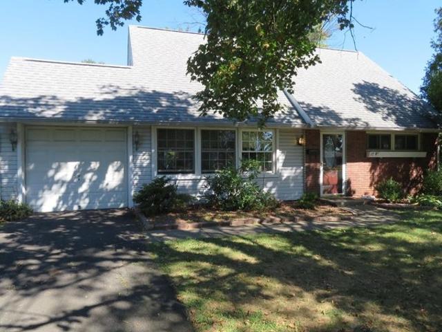 17 Cloister Rd, Levittown, PA 19057