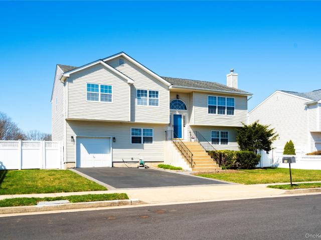 17 Clifton St, Farmingdale, NY 11735 | MLS #980619 | Compass