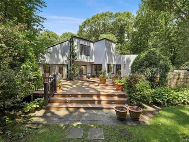17 Danton Lane N