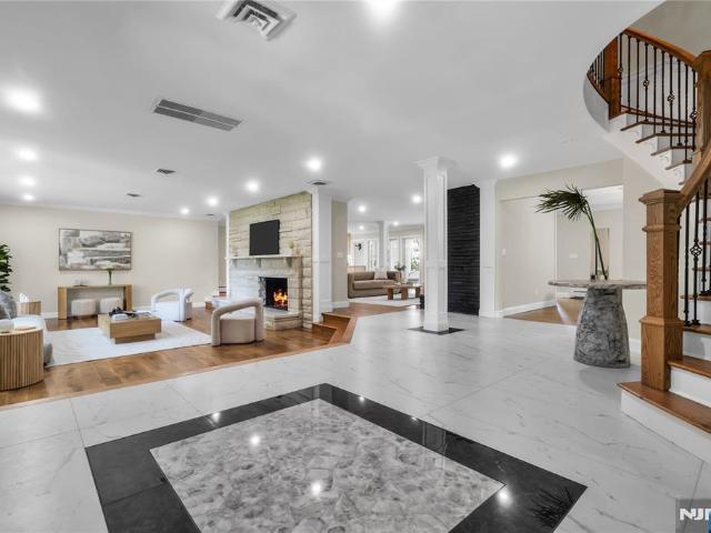 17 Deerhill Drive