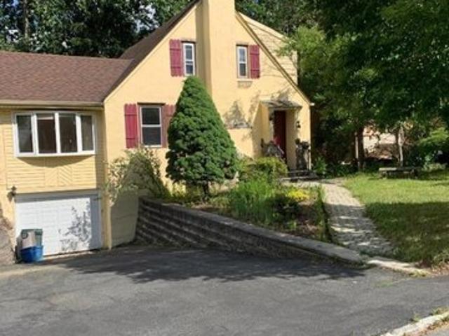 17 Dogwood Ter, Livingston, NJ 07039