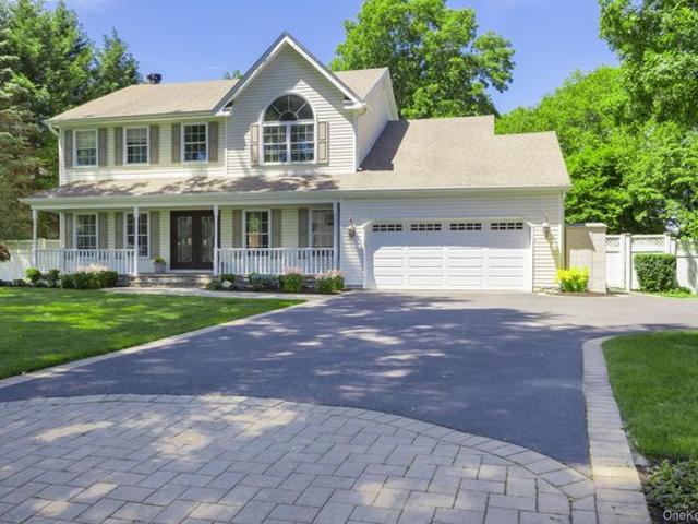 17 Dorfer Ln, Nesconset, NY 11767