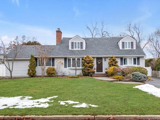17 Doxey Dr, Glen Cove, NY 11542