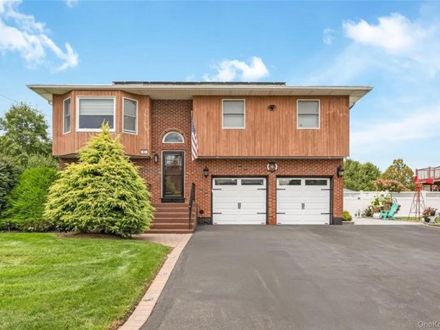 17 E Lincoln Ave, Massapequa, NY 11758
