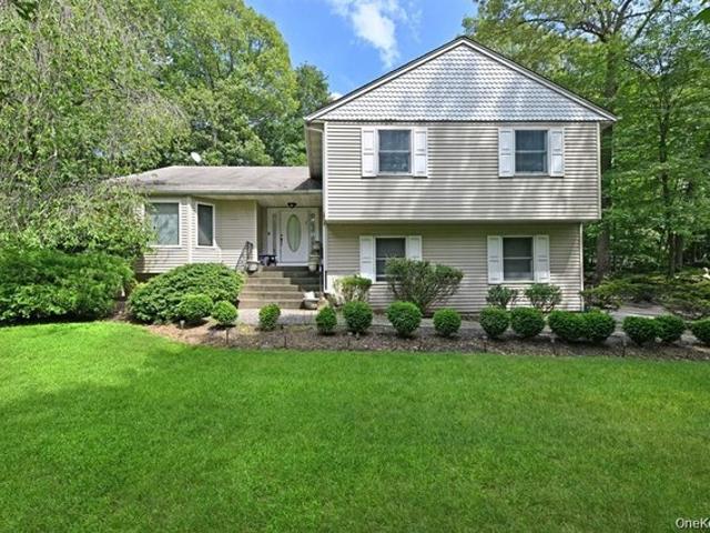 17 E Stemmer Ln, Suffern, NY 10901