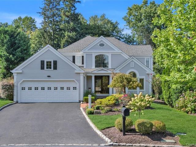 17 Evergreen Cir, Manhasset, NY 11030