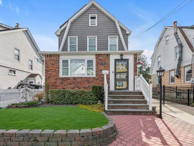 17 Everett St, Lynbrook, NY 11563