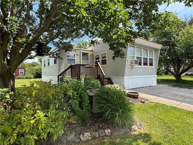 17 Farmingdale Dr, Hamlin, NY 14464