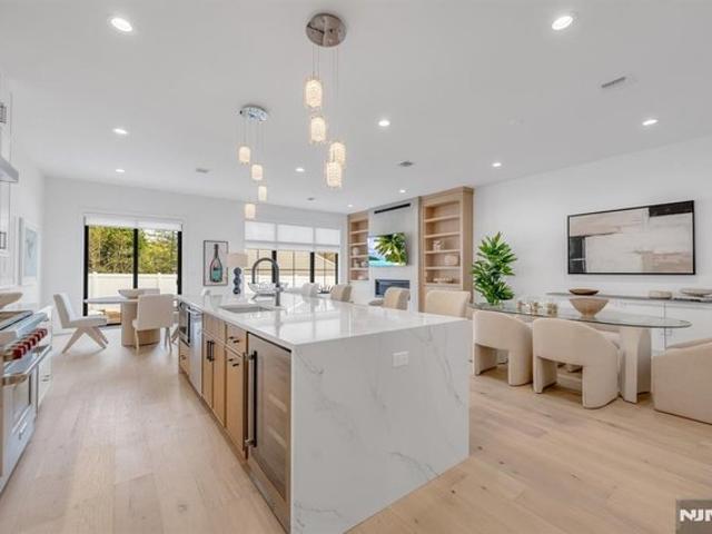 17 Feldman Ct, Paramus, NJ 07652