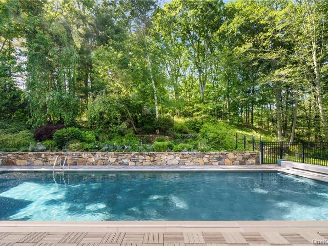 17 Fox Run Road