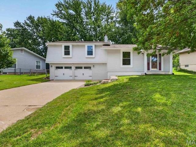 17 Glenna Dr, Saint Peters, MO 63376