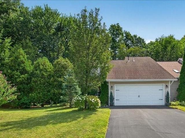 17 Green Meadow Dr, Clifton Park, NY 12065