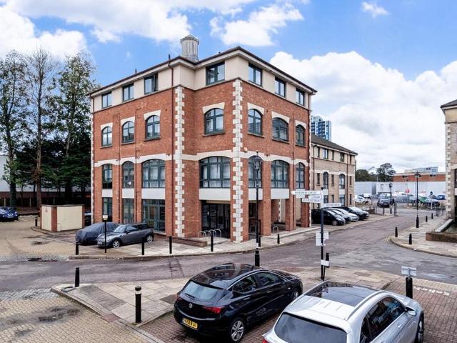 17, Hemel Hempstead, HP3 2 bed apartment to rent £1,450 pcm £335 pw