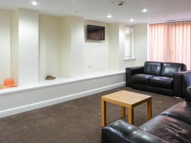 17 Headingley Mount, Leeds, LS6 3EL