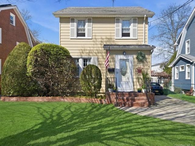 17 Herkomer St, New Hyde Park, NY 11040