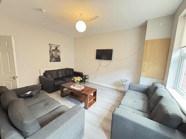 17 Hessle Terrace, Leeds, LS6 1EQ