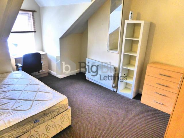 17 Hessle View, Hyde Park, Leeds LS6 5 bed terraced house to rent £2,167 pcm £500 pw