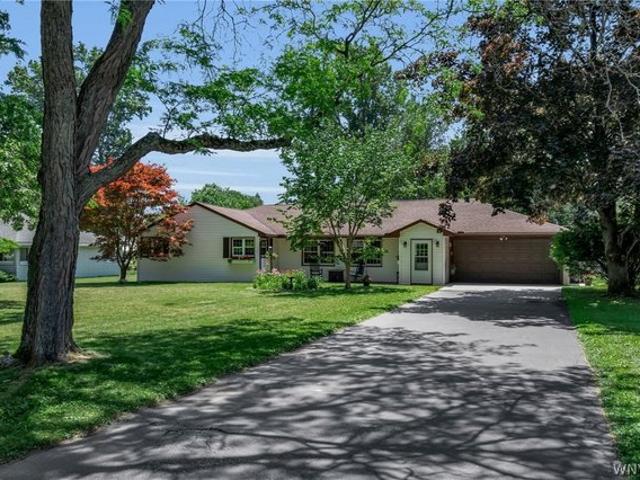 17 Highland Dr, Aurora, NY 14052