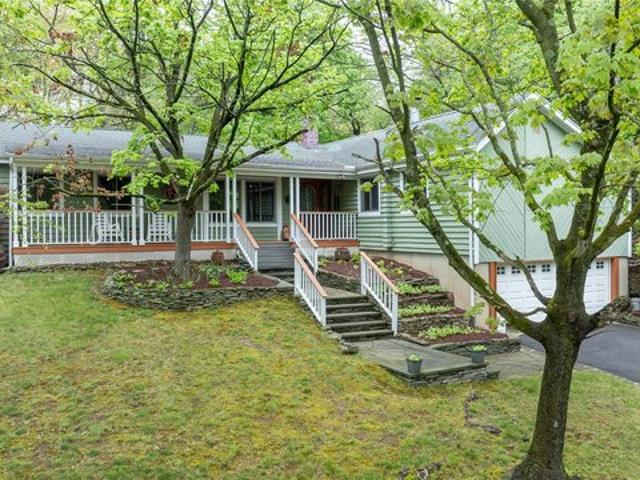 17 Highridge Dr, Huntington, NY 11743