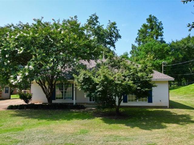 17 Hilltop Cir, Deatsville, AL 36022