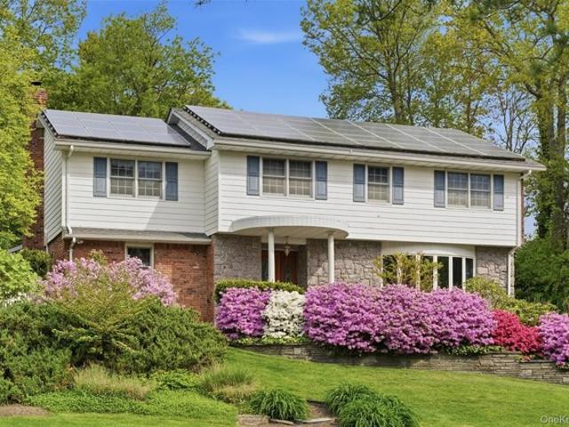 17 Holden Ln, Bayville, NY 11709