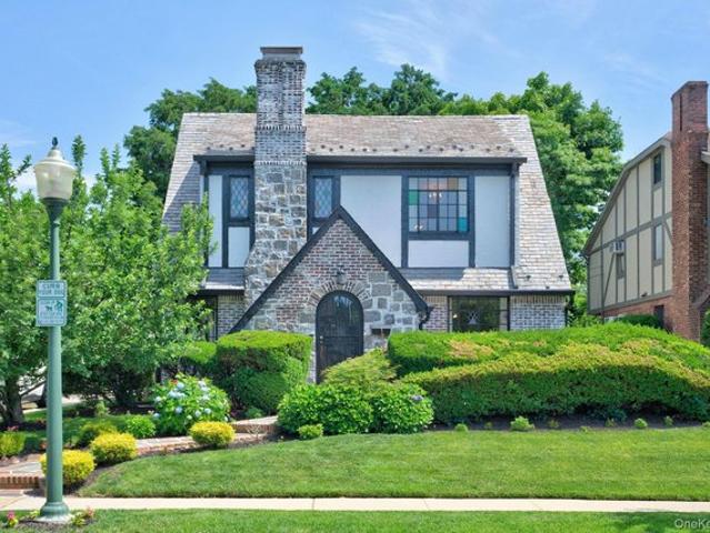 17 Hollywood Ct, Rockville Centre, NY 11570