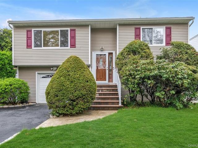 17 Horton Dr, South Huntington, NY 11746