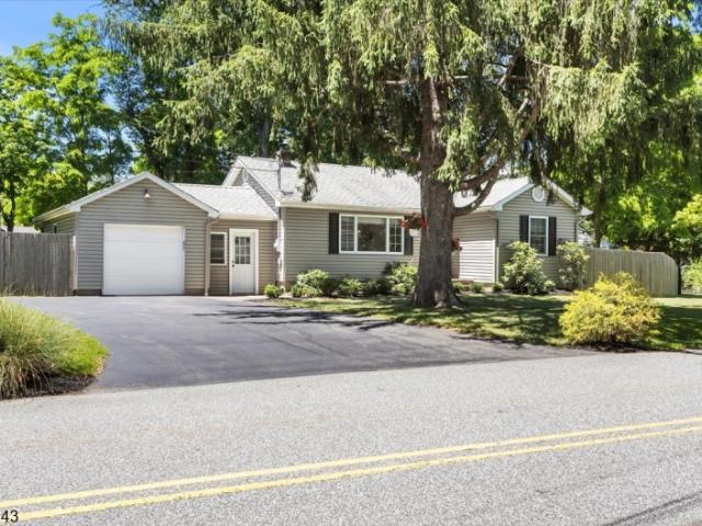 17 Hunters Ln