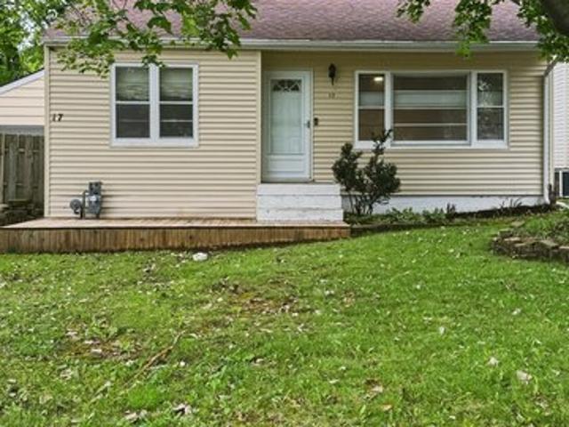17 Indian Trl, Lake in the Hills, IL 60156