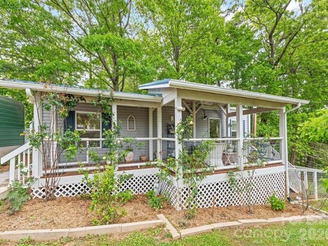 17 King Dr, Leicester, NC 28748