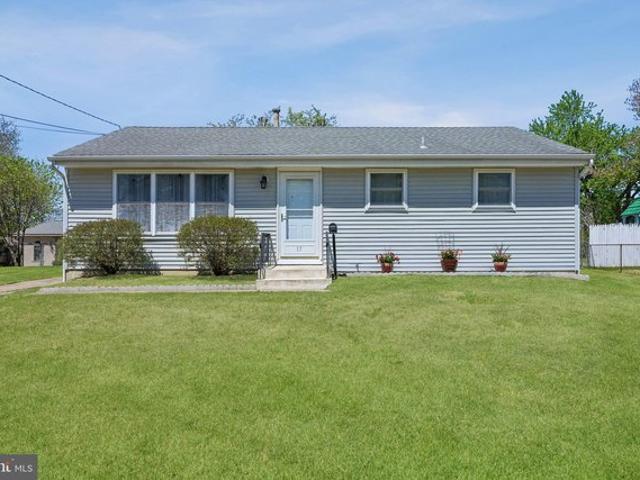 17 Lambeth Rd, Burlington, NJ 08016