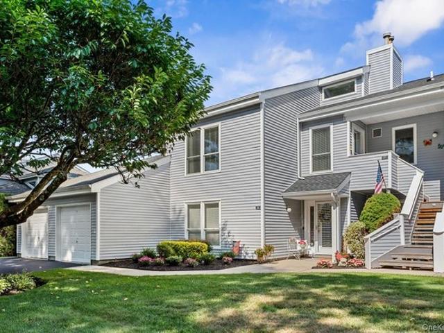 17 Lakeview Dr, Manorville, NY 11949
