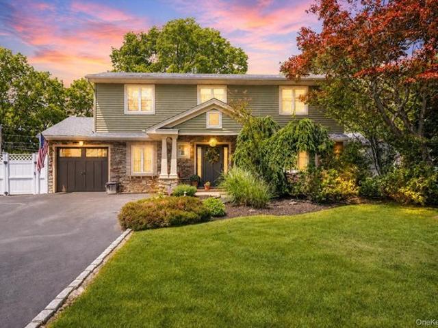 17 Leslie Ln, Smithtown, NY 11787