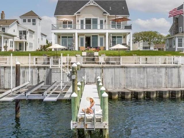 17 Loop Rd, Clinton, CT 06413