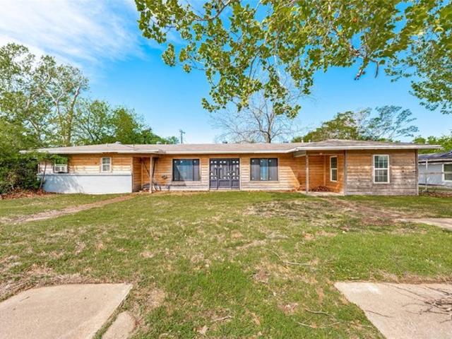 17 Macarthur Dr, Denison, TX 75020