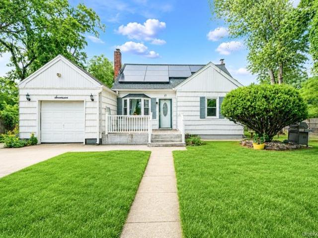 17 Maple St, Brentwood, NY 11717