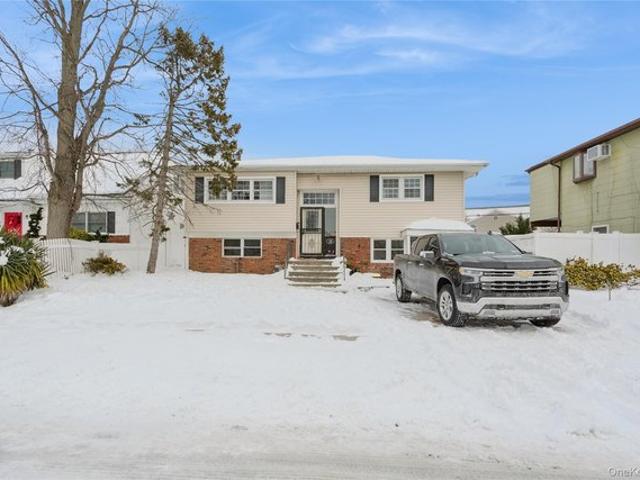 17 Marina Rd, Island Park, NY 11558